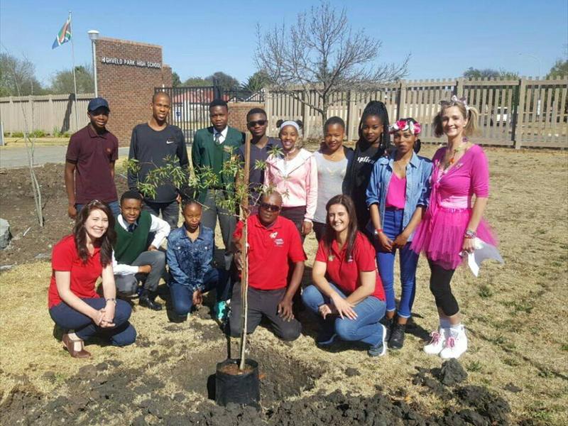 Secunda Mall skenk bome vir boomplantdag | Ridge Times