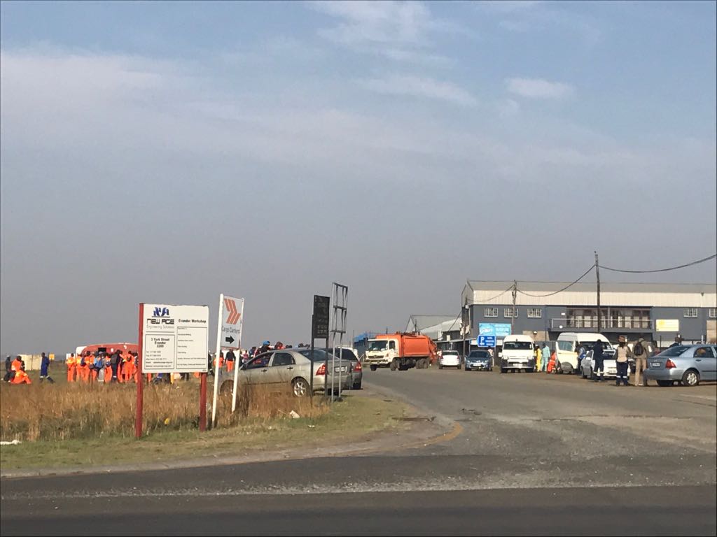 [BREAKING NEWS] Evander Gold Mine gates barricaded by angry business ...