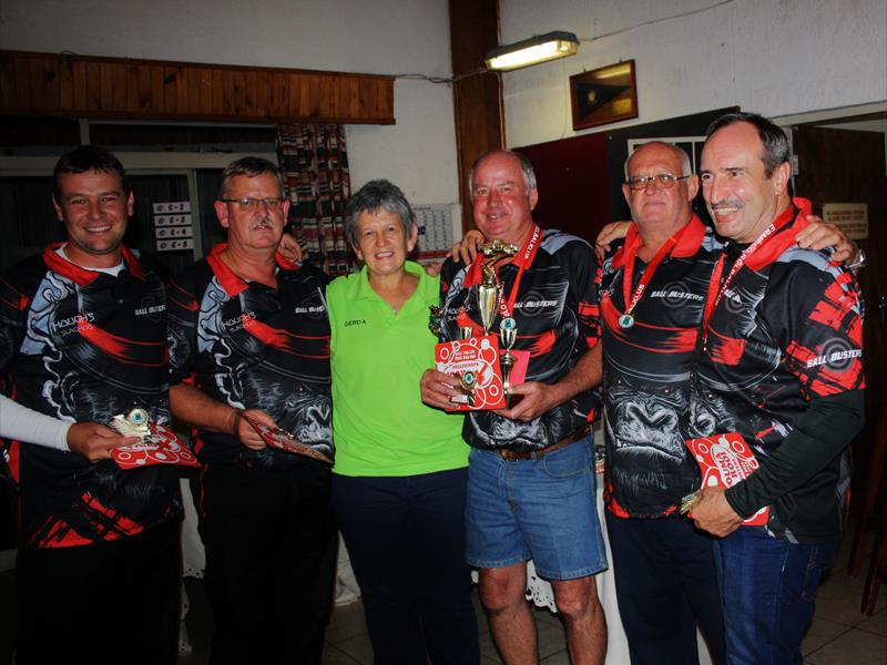 Ouma Rooi Rolbal besigheisliga sorg vir spanning tydens die finale ...