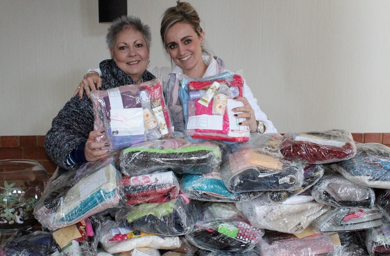 Kruik-gemeente se vroue samel handsakke en toiletware in | Ridge Times