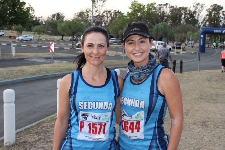 Mans lewer vinnige tye tydens die Sasol Marathonklub se nagwedloop ...