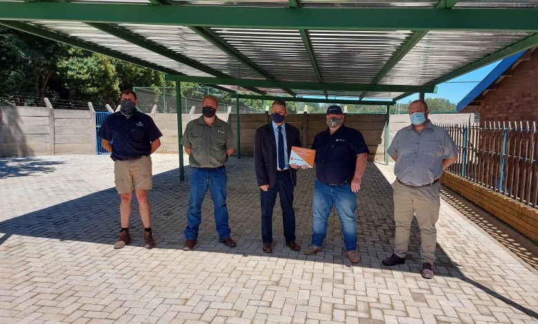 AfriForum se Ermelo-tak rig dak op by Pre-primêre Skool JJ van der ...