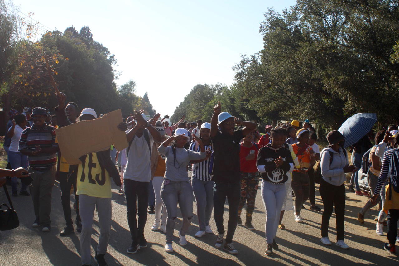 Students at Gert Sibande College in Standerton burn tyres | Ridge Times