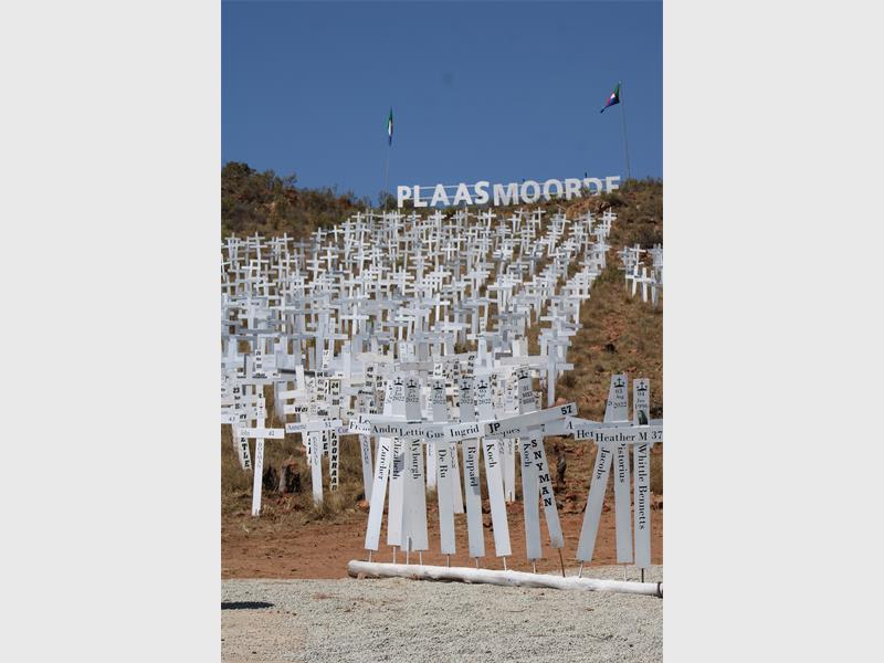 Kruise vir slagoffers van plaasmoorde geplant | Ridge Times