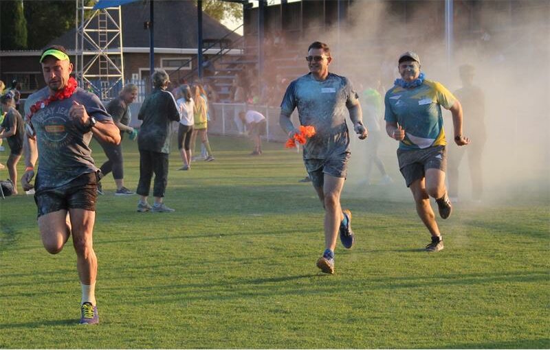 Mense geniet Goedehoop se Kleur Pretloop | Ridge Times