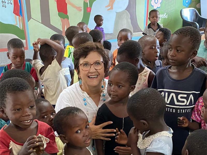 Amanda le Roux van Standerton maak werk van die lot van weeskinders ...