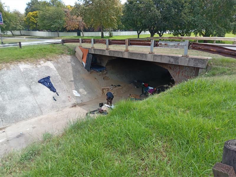 Vagrants move in under bridge in Secunda | Ridge Times