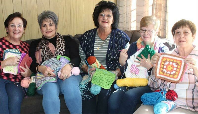 Secunda-vroue hekel saam vir goeie doel | Ridge Times