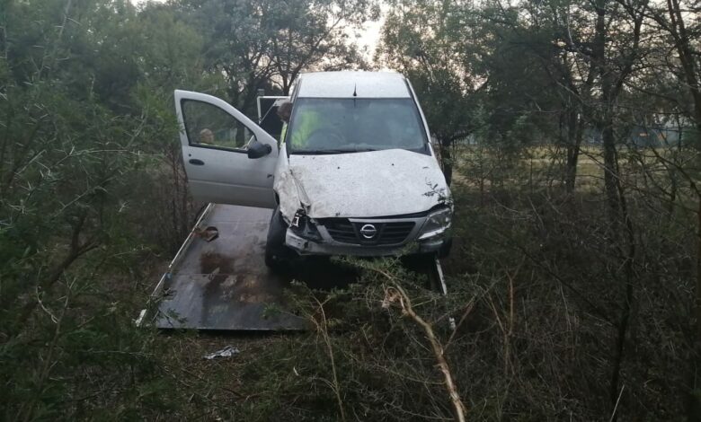 Vehicle crashes down embankment and into bushes on Evander/ Secunda ...