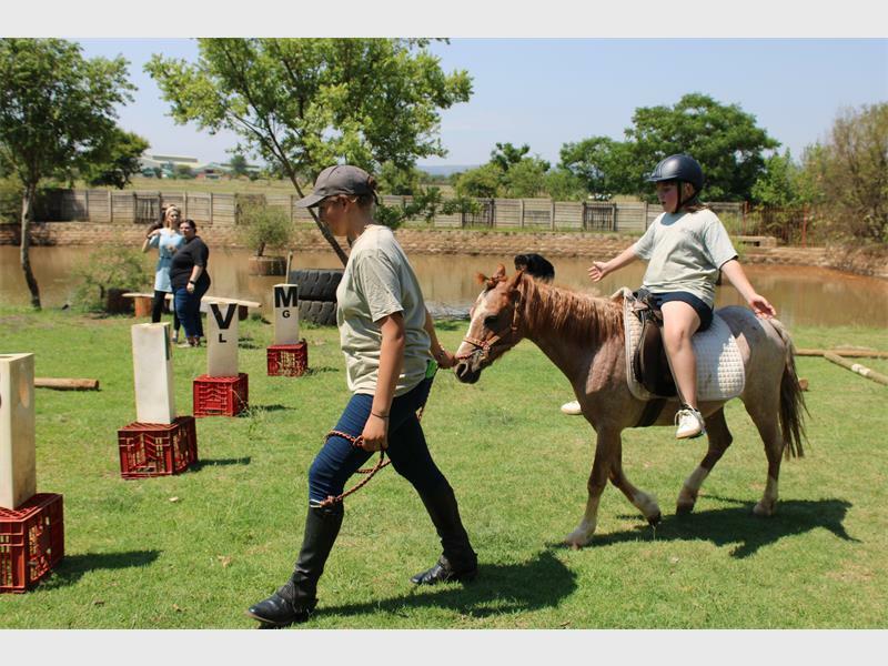 Kinders het pret met perde by plaasakademie | Ridge Times