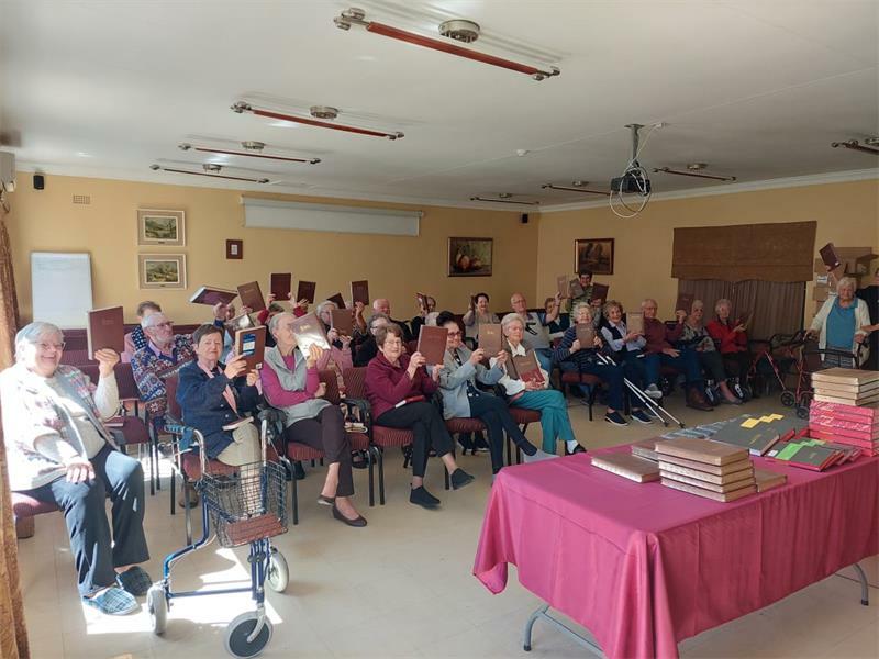 Organisasie skenk Bybels aan oues op Standerton | Ridge Times