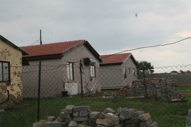 Residents in eMbalenhle’s Ward 19 receive RDP houses without services ...