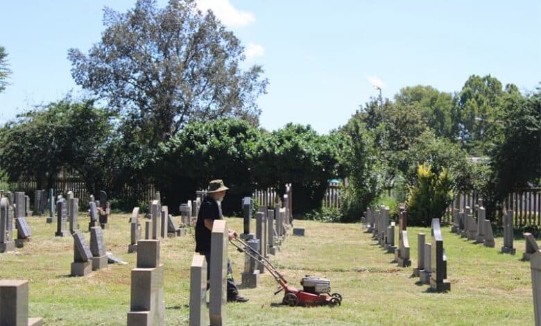 Gesin pak verwaarloosde Delmas Begraafplaas eiehandig | Ridge Times